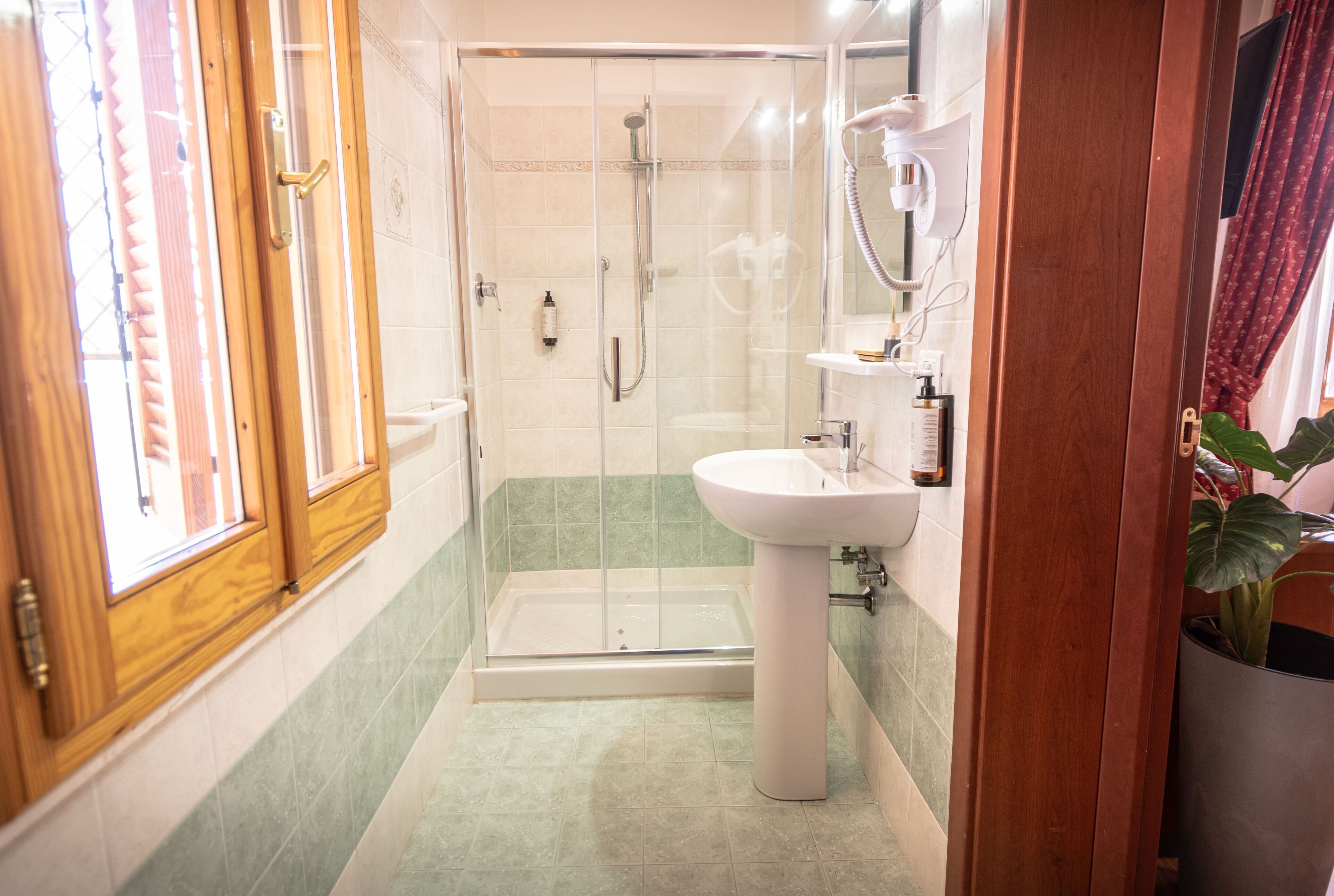 Quarto Duplo Comfort | Casa de banho | Um polibã, toalhas fornecidas, sabão, champô 