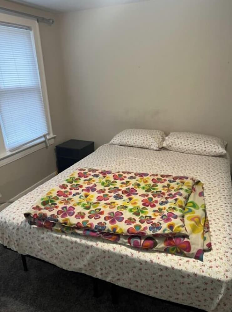 Charming 2-bedroom House In Delightful Whiting With Ac, Wifi - Chicago, IL
