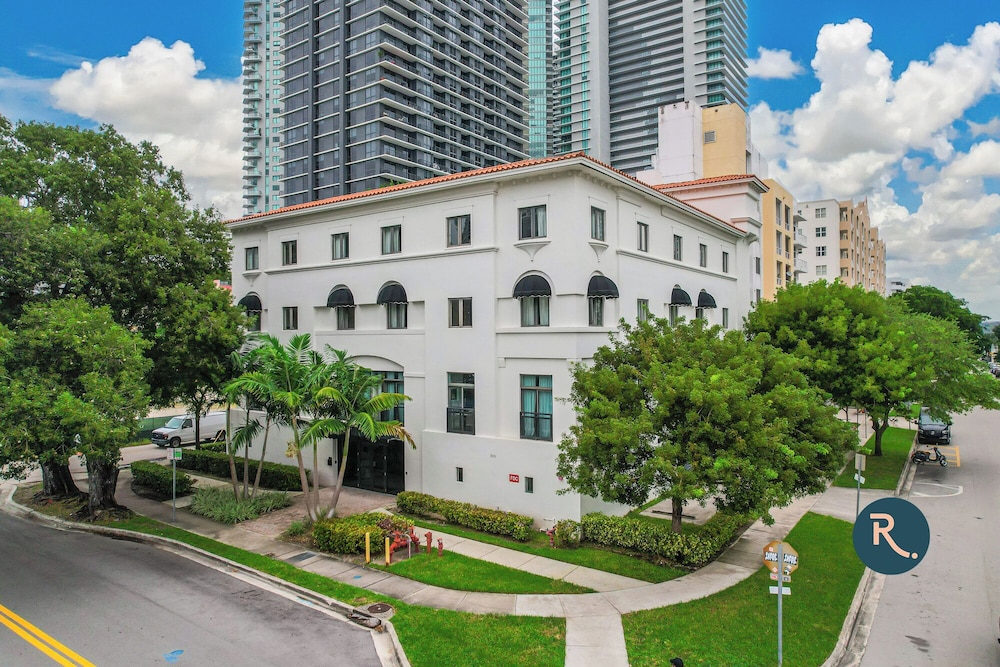 Roami At The Palace - Miami