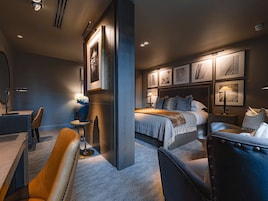 Grand Deluxe Suite | Roupa hipoalergénica, cofre no quarto, secretária