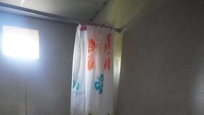 Um banheiro pequeno com vaso sanitário e cortina de chuveiro.