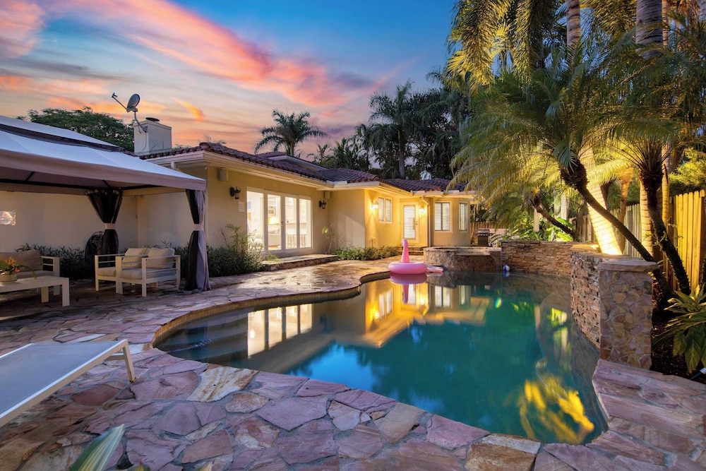 Coral Ridge Getaway By Avantstay Pool, Hot Tub, Billiards + 5mins To Beach! - Plantation, FL