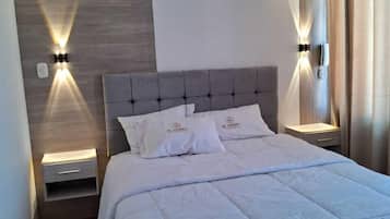 Quarto casal ou duplo conforto | Banheiro | Produtos de toalete grátis, secador de cabelo (mediante solicitação)