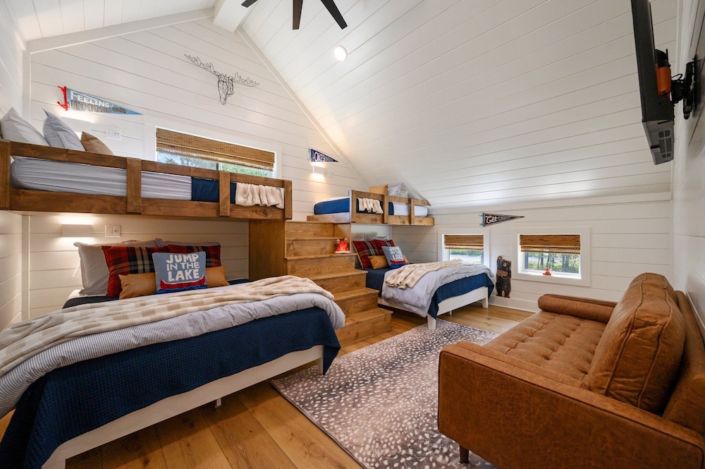 Breathtaking Mountain Views-Hot Tub/Luxe Firepit/Daybed Swing & Slide ...