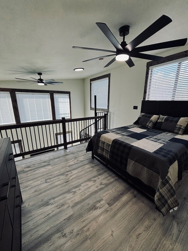 Modern, Rustic Building With A Loft In Kennewick, Wa Near Canyon Lakes! - Washington