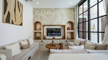 Villa, varanda, vista para a piscina | Sala | Smart TV de 65 polegadas com canais por cabo