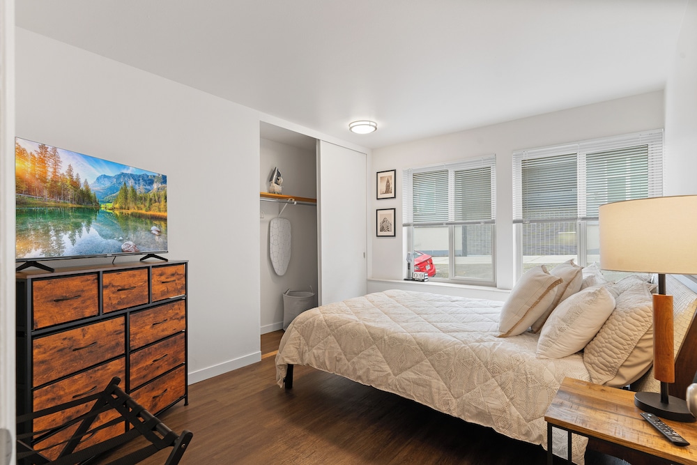 Stylish 1-bedroom Apartment In U-district Two Blocks To Light Rail! - Lake Washington, Seattle