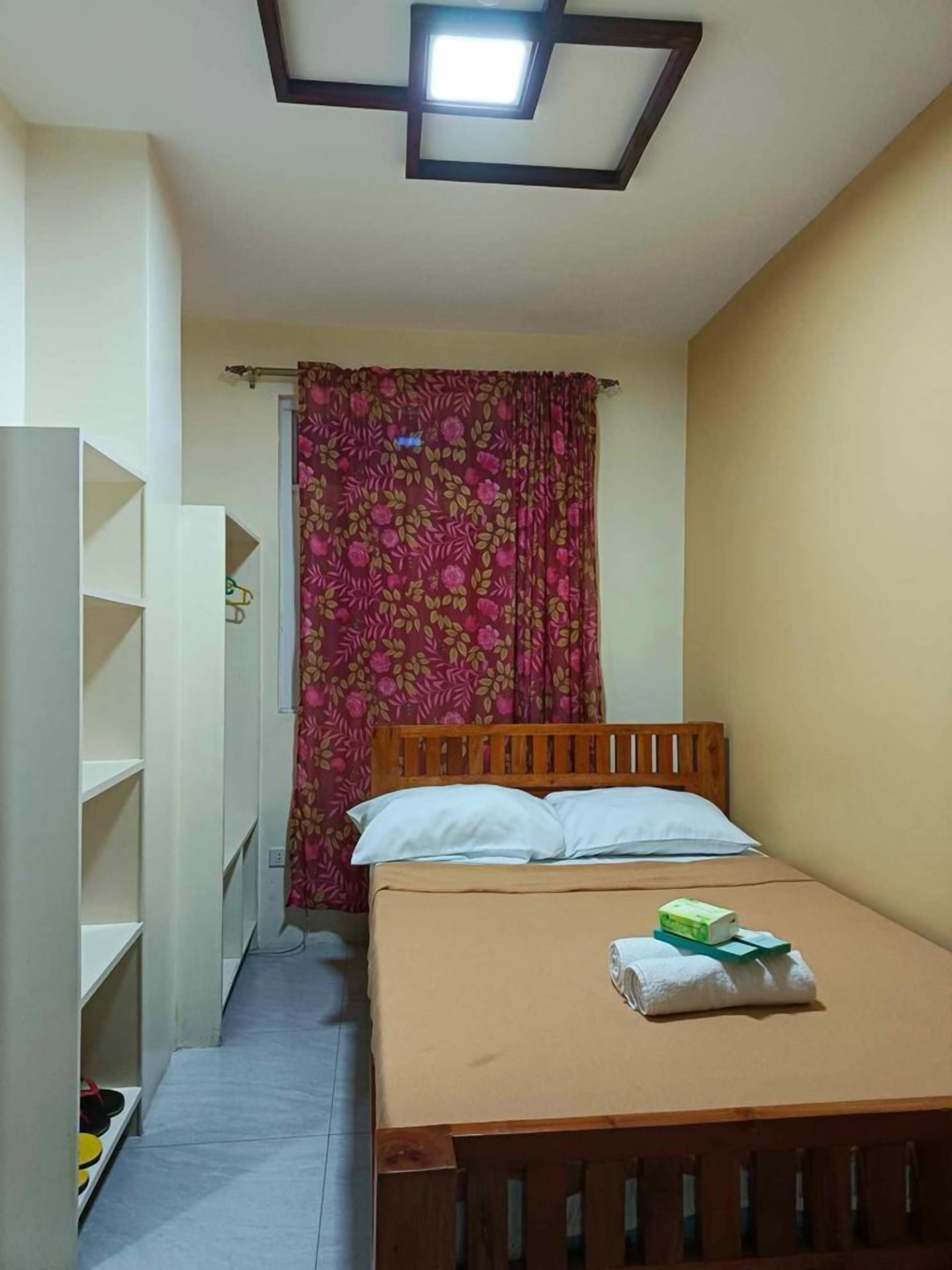 Quarto Individual Económico | Com mobília individualizada, Wi-fi grátis, roupa de cama fornecida 