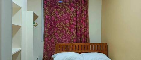 Quarto Individual Económico | Com mobília individualizada, Wi-fi grátis, roupa de cama fornecida