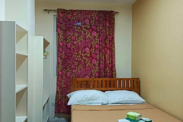 Quarto Individual Económico | Com mobília individualizada, Wi-fi grátis, roupa de cama fornecida