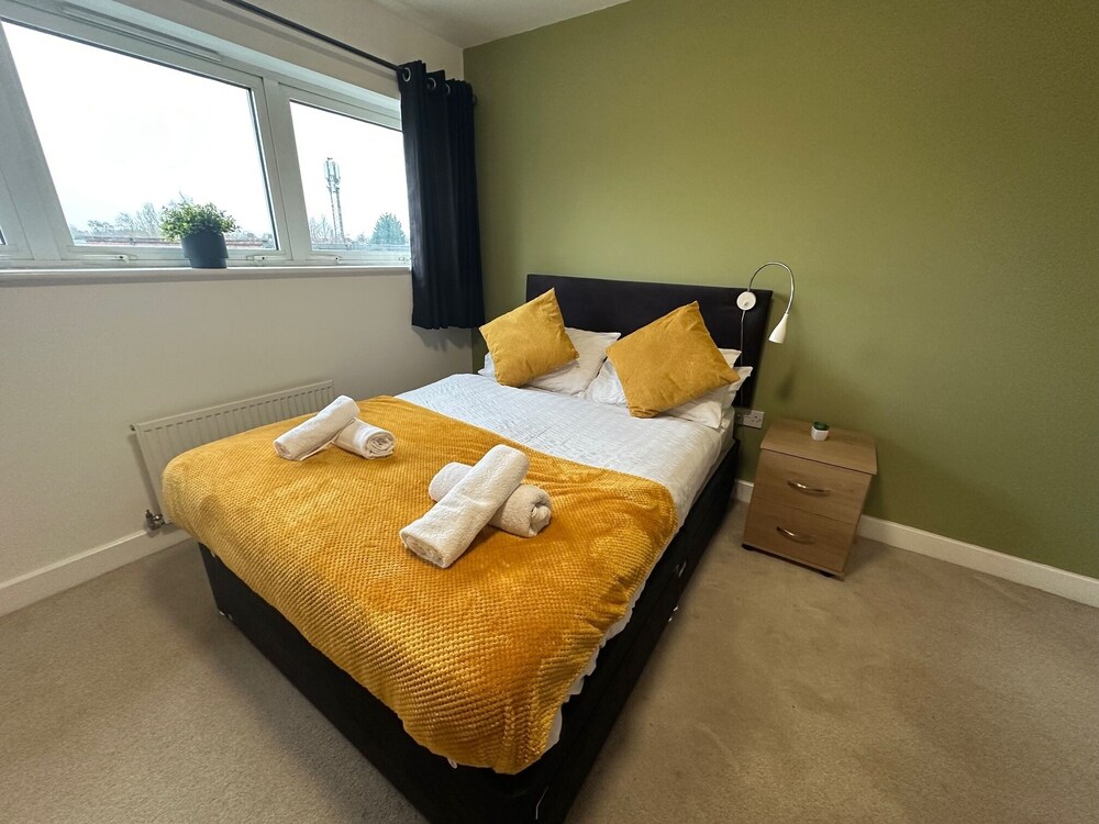 Four bed free parking contractor house - Hull | Vrbo