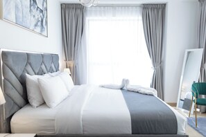 Apartamento luxo, 1 quarto, sacada, vista para a marina | Cortinas blackout, quartos à prova de som, ferros/tábuas de passar roupa