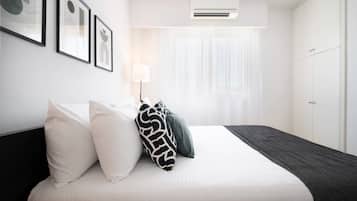 Apartamento de Luxo, vista para a piscina | 2 quartos, cofre no quarto, cortinas/cortinados opacos