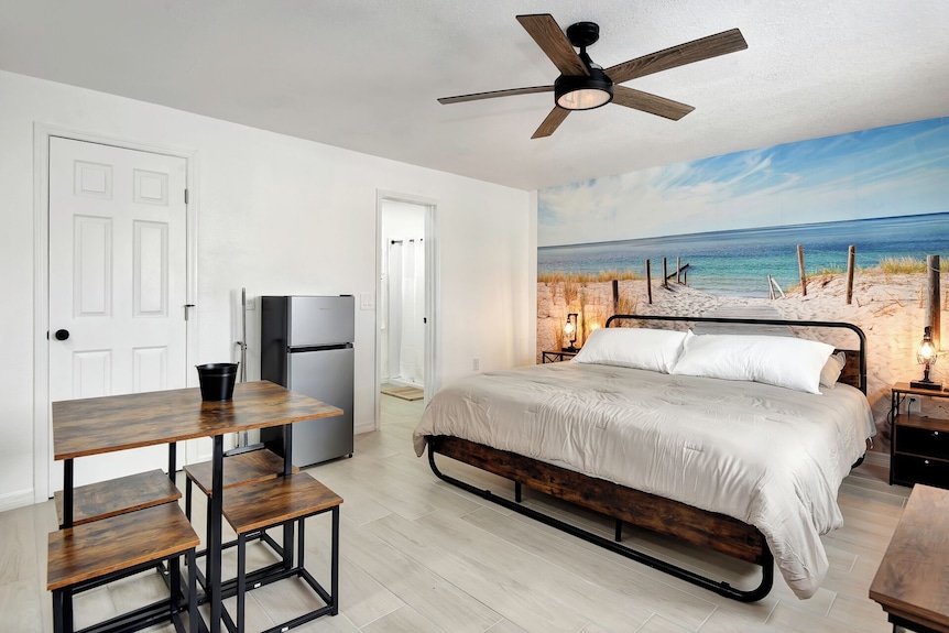 Welcome To Your Cozy Retreat In Daytona Shores, Just Steps From The Atlantic Ocean. Perfect For Solo Travelers Or Couples, This Comfy Motel Studio Offers Easy Beach Access And Is Surrounded By Great Local Restaurants And Cafés. - Daytona Beach Shores, FL