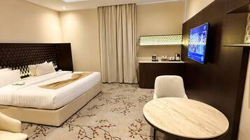 Quarto de Luxo | Minibar, cofre no quarto, secretária