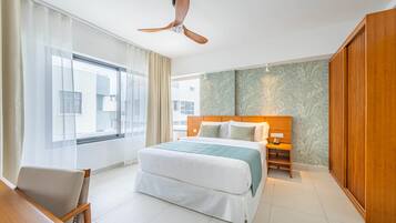 Apartamento, 2 quartos, Vista para a cidade | Roupa de alta qualidade, minibar, cofre no quarto, secretária