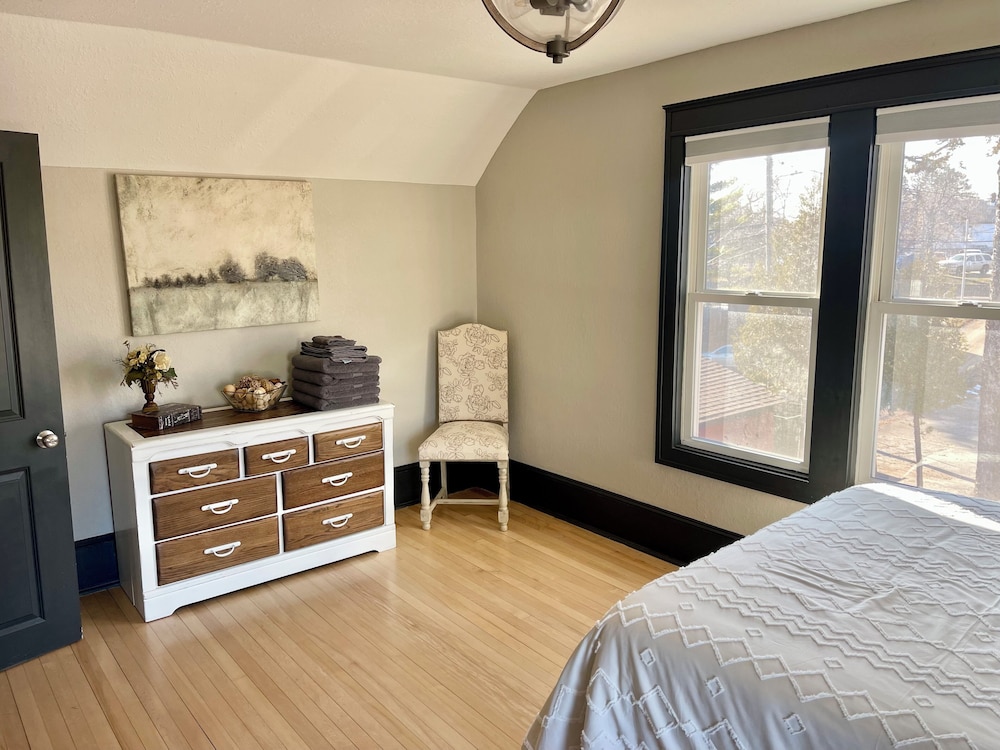 North Shore Escape 3 Queen Rooms, Walkable To Beach & Shops - Two Harbors, MN