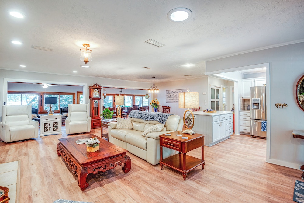 Home On Lake Hutchinson W/ Dock! - Hawthorne, FL
