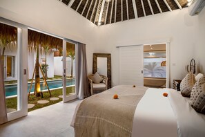 Quarto com cama grande, vista para uma piscina e teto com padrão de madeira.
