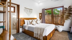 Quarto moderno com cama de madeira, uma janela grande e vista para o exterior.