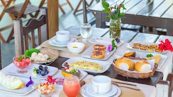 Café da manhã com pratos da culinária local grátis todos os dias