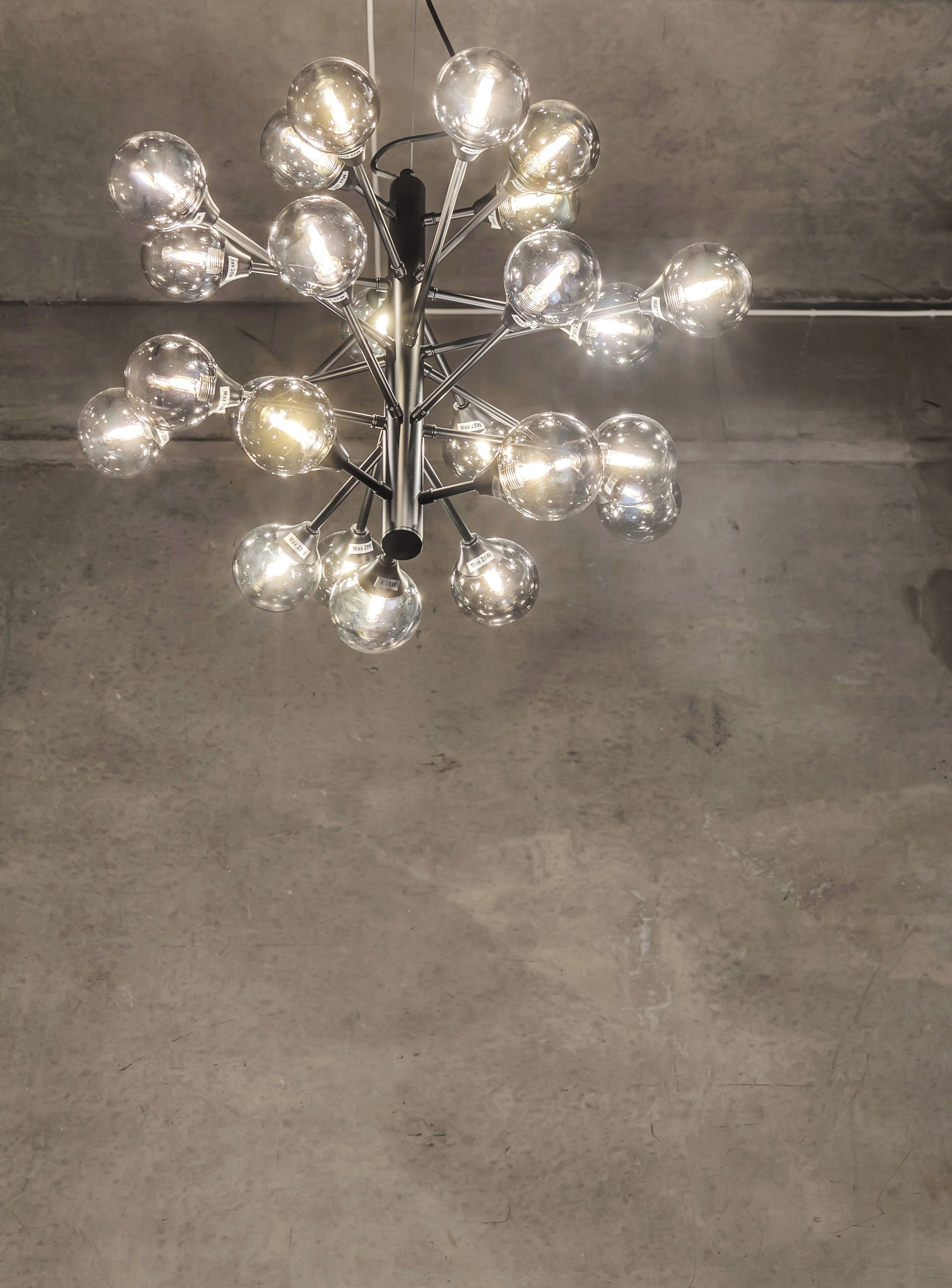 Um candelabro com várias lâmpadas de vidro esféricas.