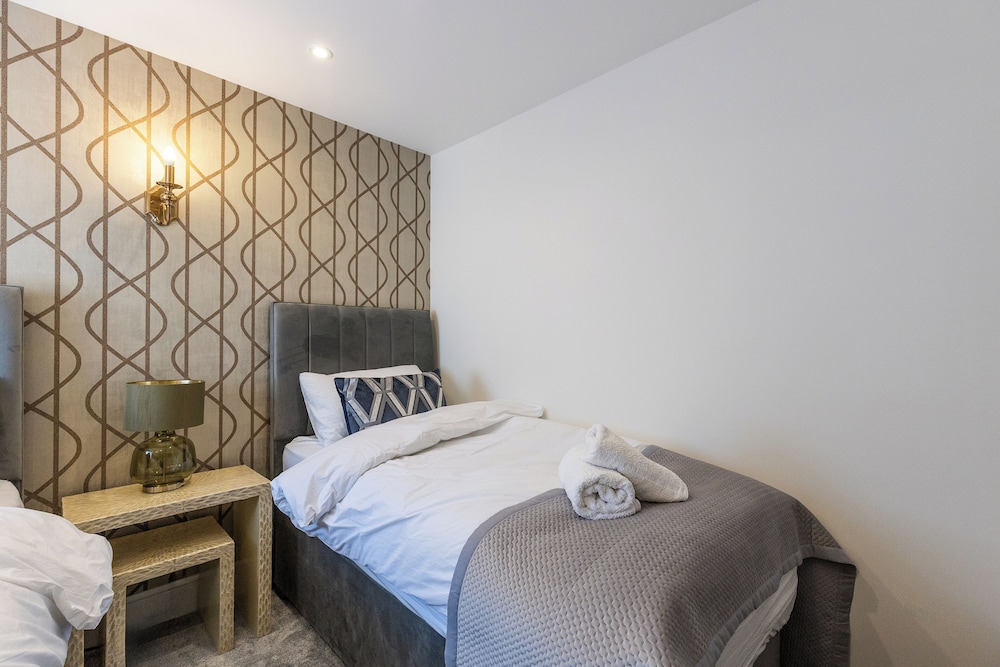Apartment In Guildford With Parking - Woking