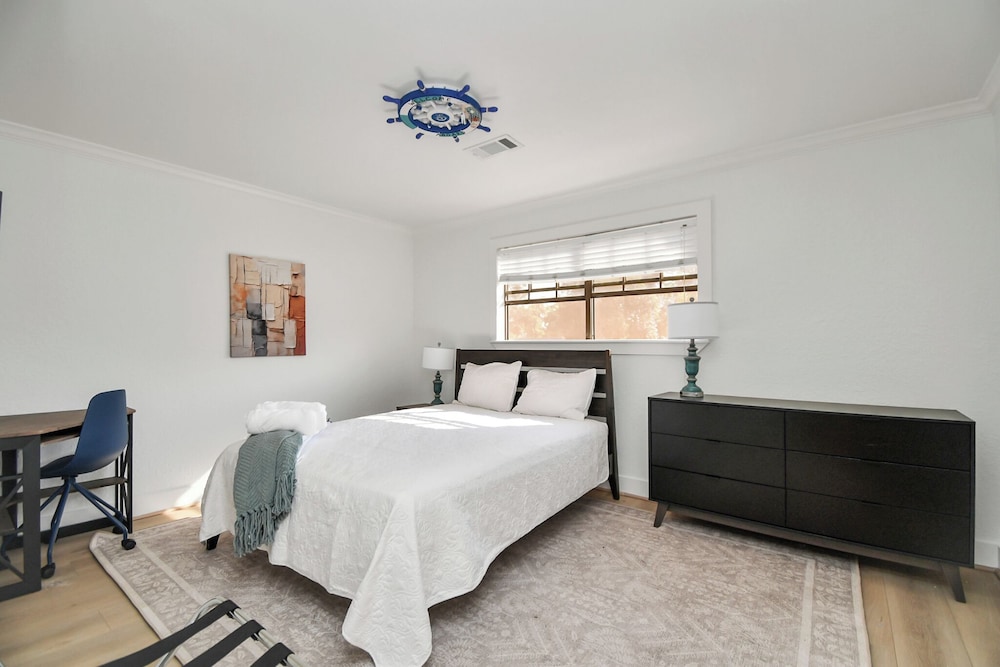 Pet Friendly/king Bed/tranquil Retreat/fenced Backyard/master Br On Main - Pearland