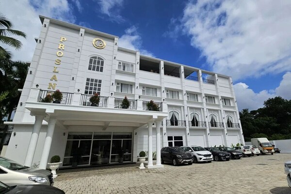 Prosland Hotel - Tirur
