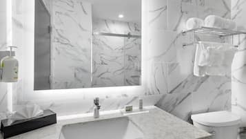 Quarto, 1 cama king-size, não fumadores | Casa de banho | Artigos de higiene pessoal grátis, um secador de cabelo