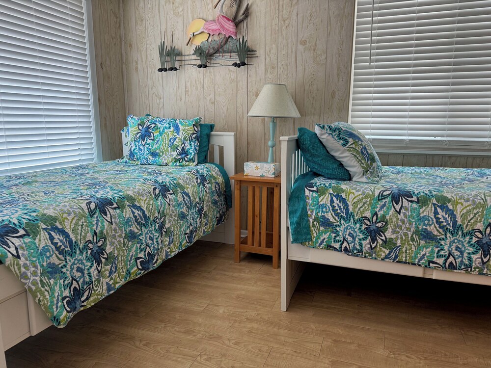 Charming Mako Beach Cottage, 2-bedroom with WiFi, AC in amazing Ormond ...