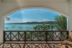 Villa Comfort, pátio, vista para a praia | Vista da varanda