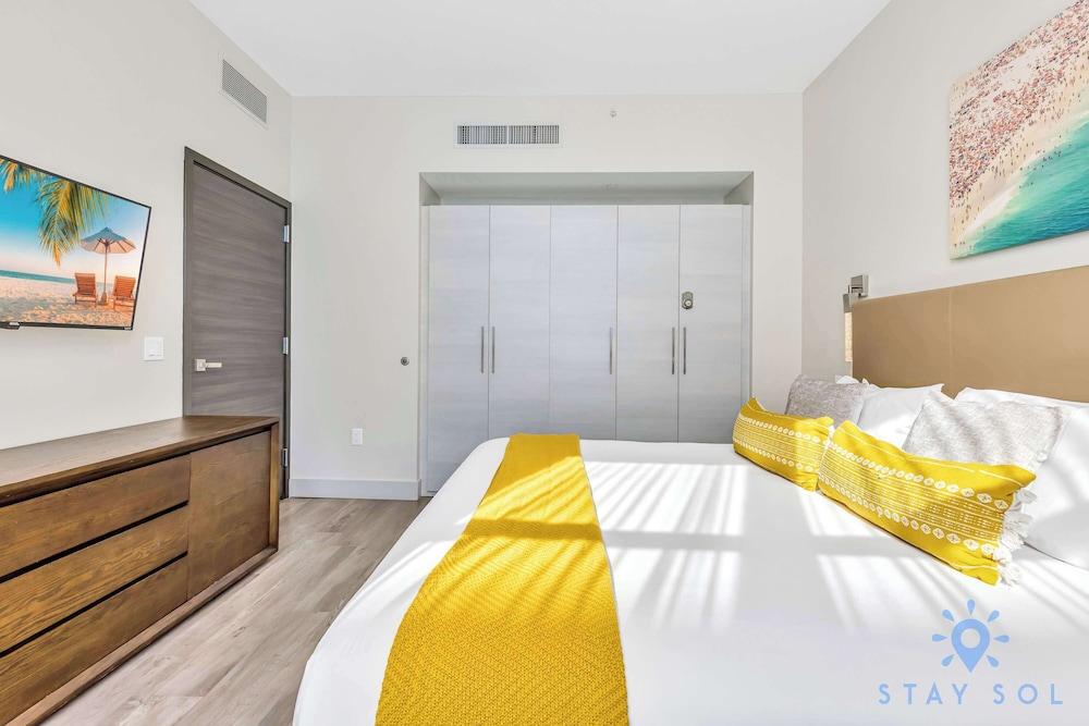 Modern 2 Bedrooms Apartment-Rooftop Infinity Pool - Hollywood | Vrbo