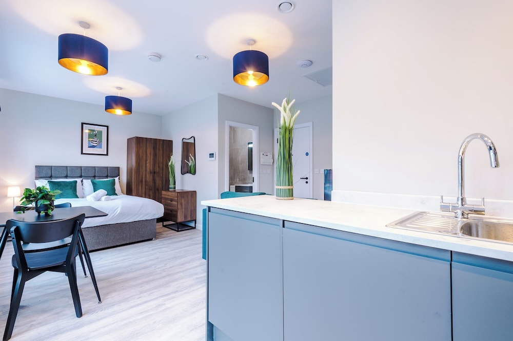 Spacious Studio Apartment In Southport Centre - Ormskirk