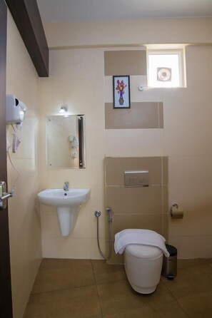 Quarto Deluxe, varanda | Casa de banho | Um polibã, um secador de cabelo, roupões, chinelos 