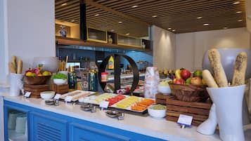 Um balcão de buffet com diversos alimentos e utensílios.