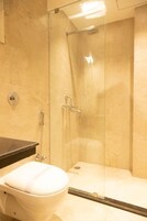 Quarto Duplo Executivo, Vista para a cidade | Casa de banho | Chinelos 