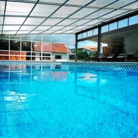 Piscina interior, espreguiçadeiras 