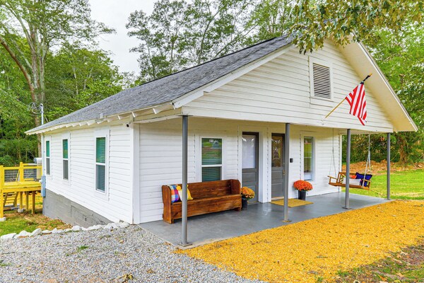 Downtown Heflin Cottage W/ Deck & Fire Pit! - Alabama