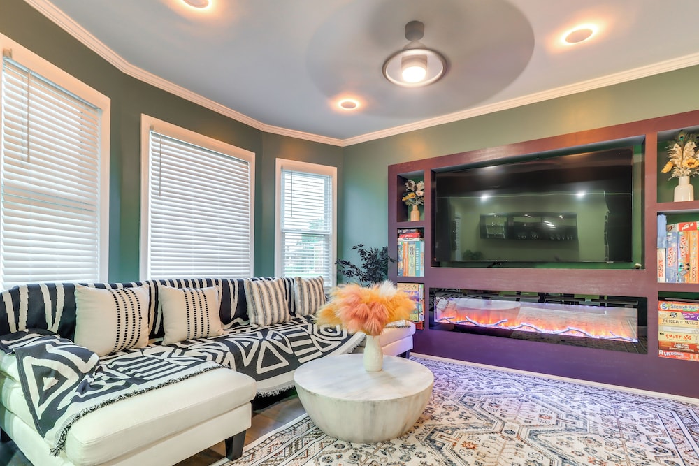 3 Mi To Ford Field: Detroit Home W/ Decks! - Warren, MI