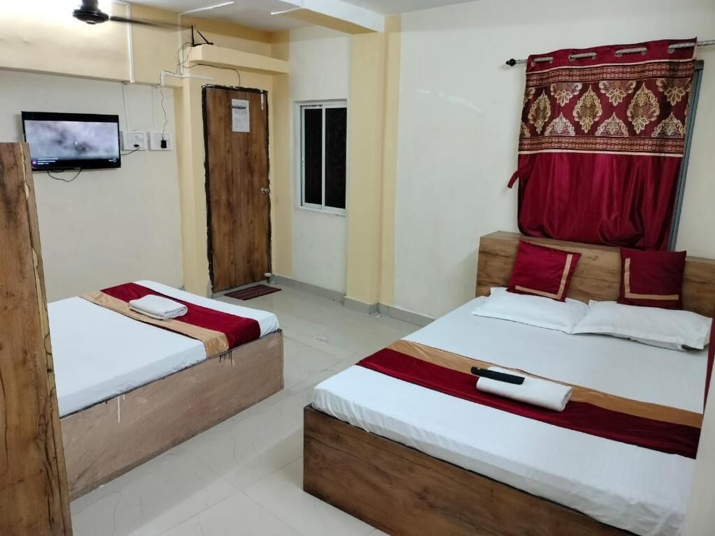 Quarto Triplo Familiar, 2 camas de casal, fumadores, Vista para a cidade | Ferro/tábua de engomar, Wi-fi grátis 