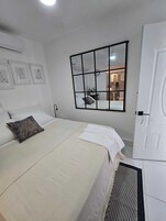 Cofres nos quartos, cortinas blackout, Wi-Fi de cortesia