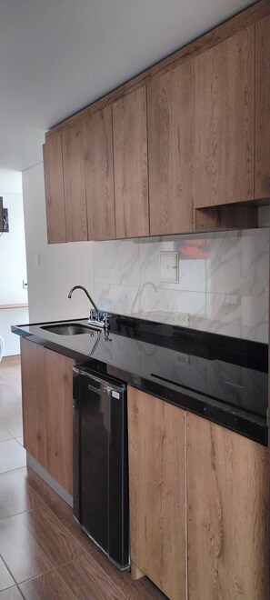 Apartamento júnior | Cozinha privada | Frigobar, cooktop, talheres/pratos/utensílios de cozinha