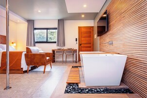 Quarto premium, banheira | Cofres nos quartos, espaço de trabalho para notebook, cortinas blackout