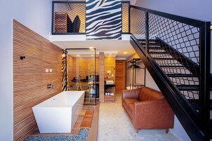 Quarto de Luxo, banheira | Cofre no quarto, secretária adequada para computadores portáteis 