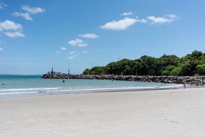 Na praia, praia de areia branca 