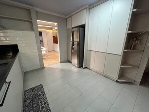 Casa Premium | Cozinha privada | Um frigorífico, um micro-ondas, utensílios de cozinha, mesas de jantar 