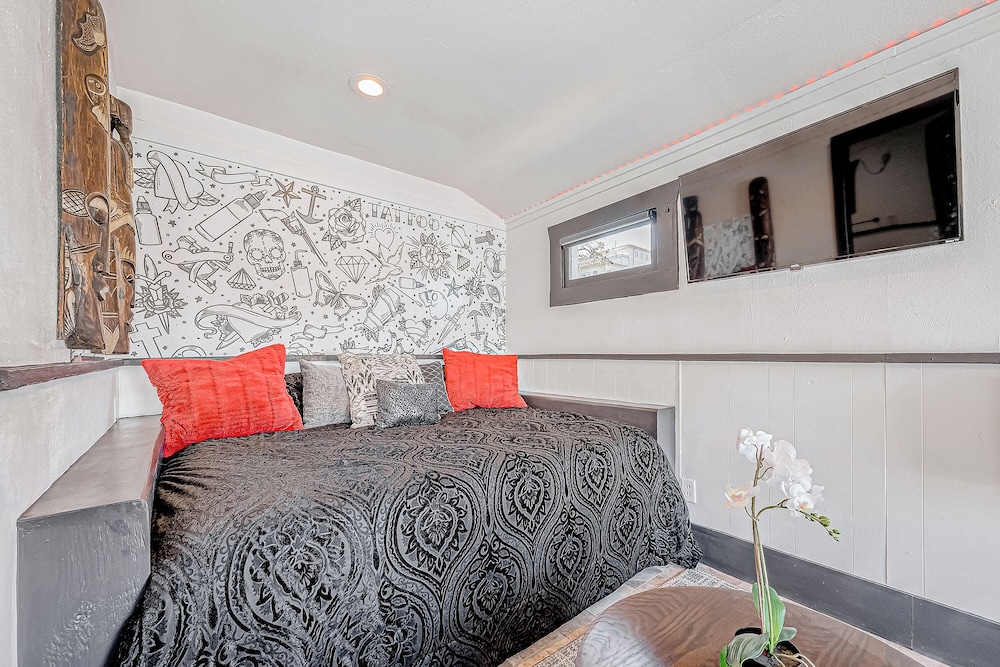 Tattoo Studio-this converted tattoo studio faces all the Washington Ave ...