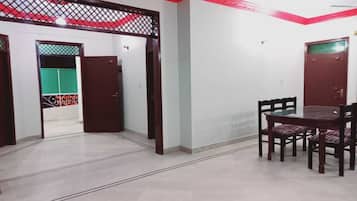 1 quarto, frigobar, roupa de cama