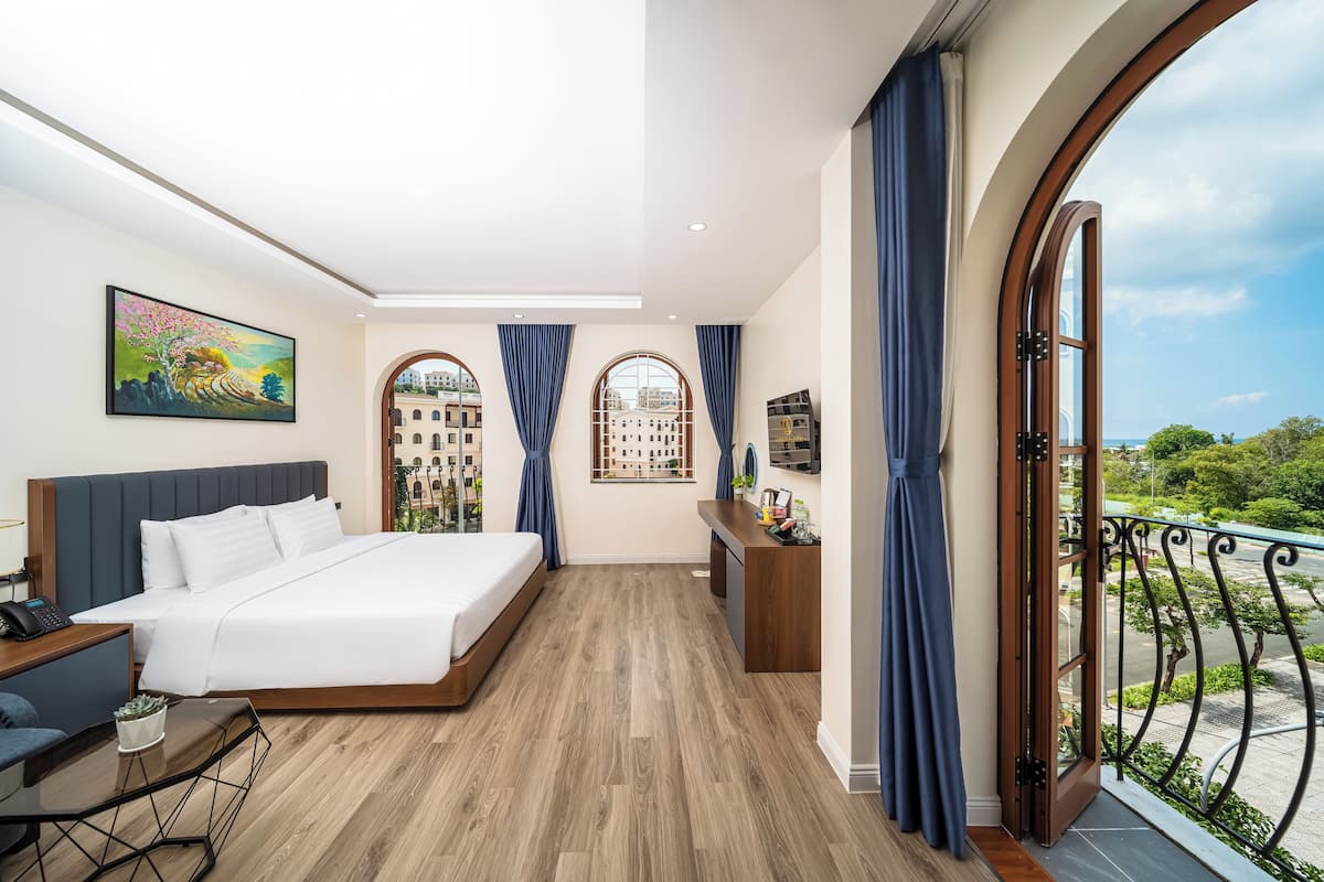 Quarto luxo, sacada | Roupas de cama premium, cofres nos quartos, escrivaninha
